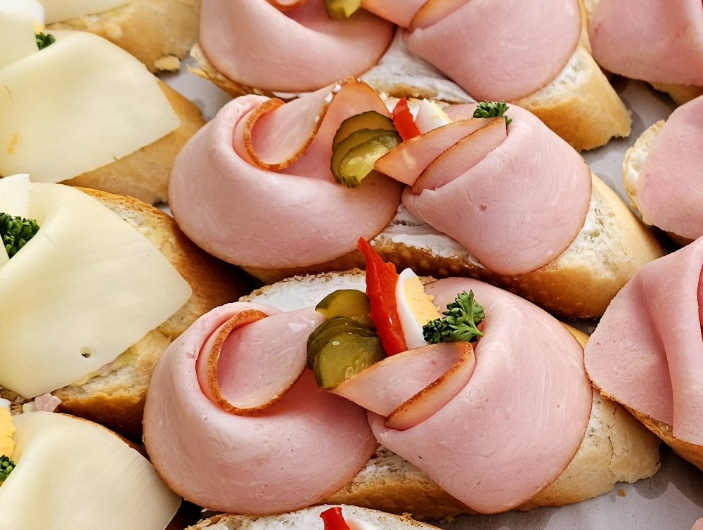 Obložené chlebíčky, levné, prodej chlebíčků s rozvozem na objednávku.